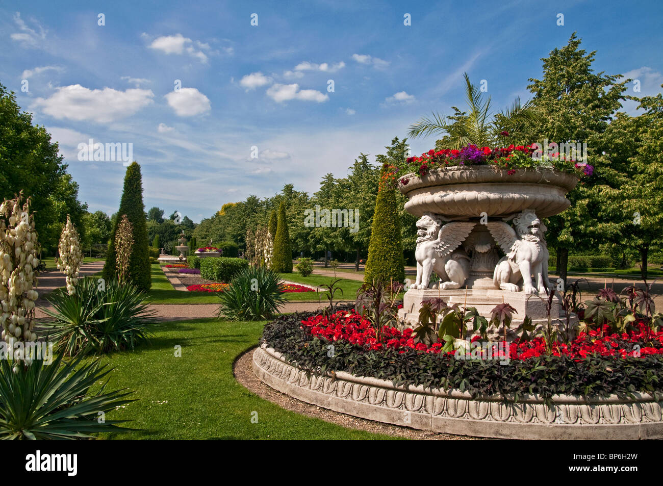 London. Regents Park, Avenue Gardens, formal layout Stock Photo - Alamy