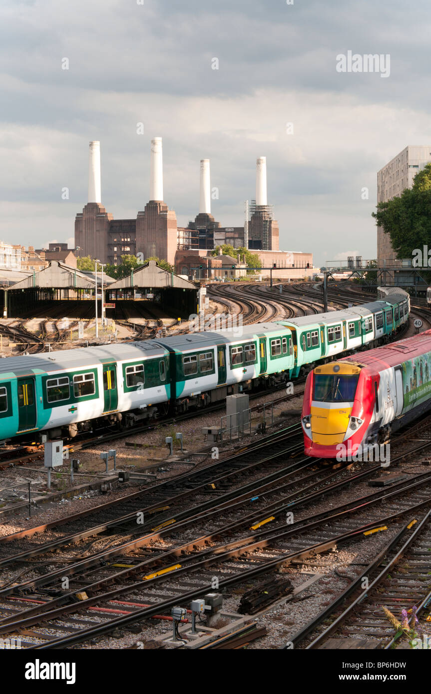 Railway lines and trains on route to Victoria Station Stock Photo - Alamy