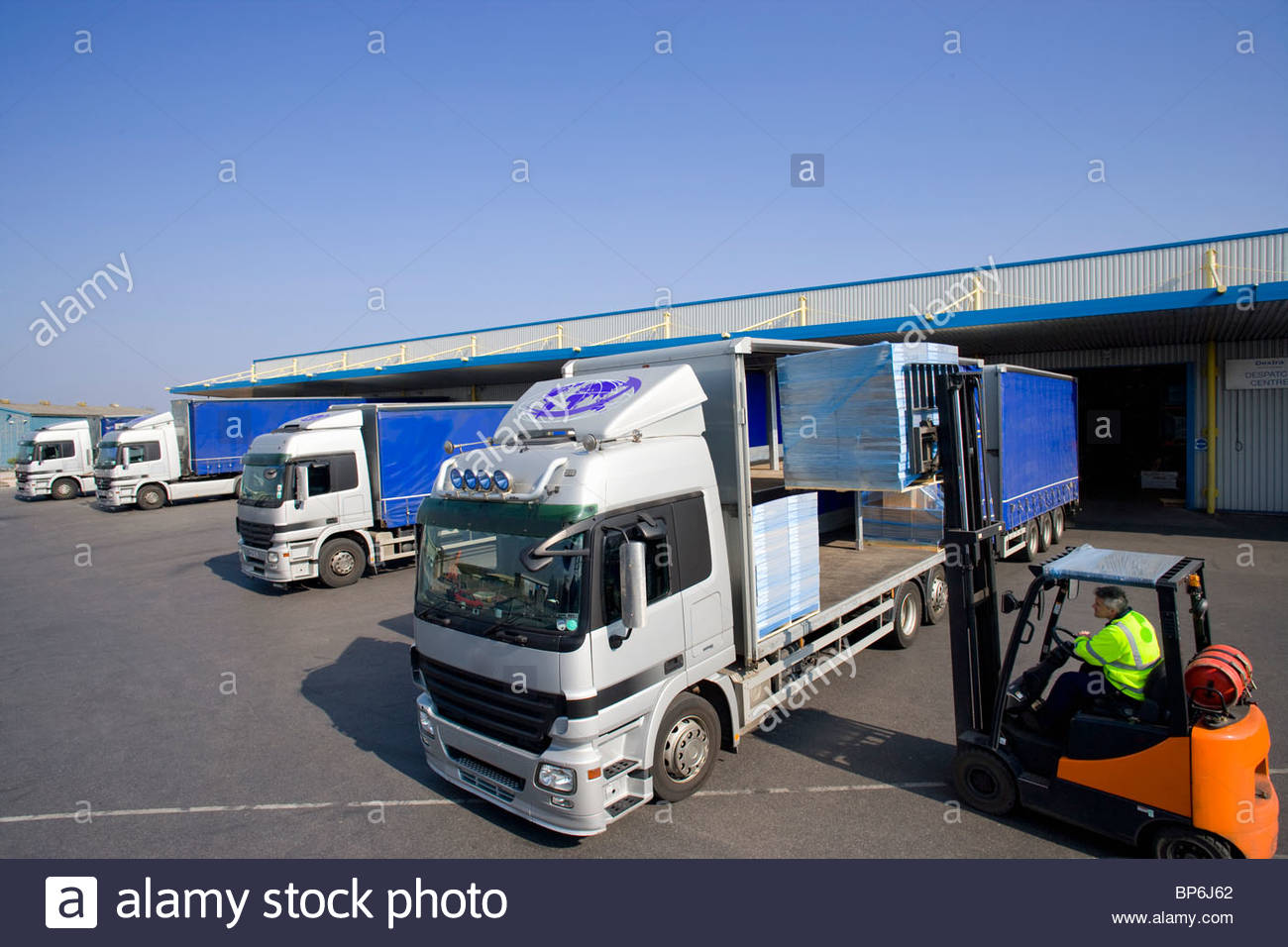 Side Loading Truck Stock Photos & Side Loading Truck Stock Images - Alamy
