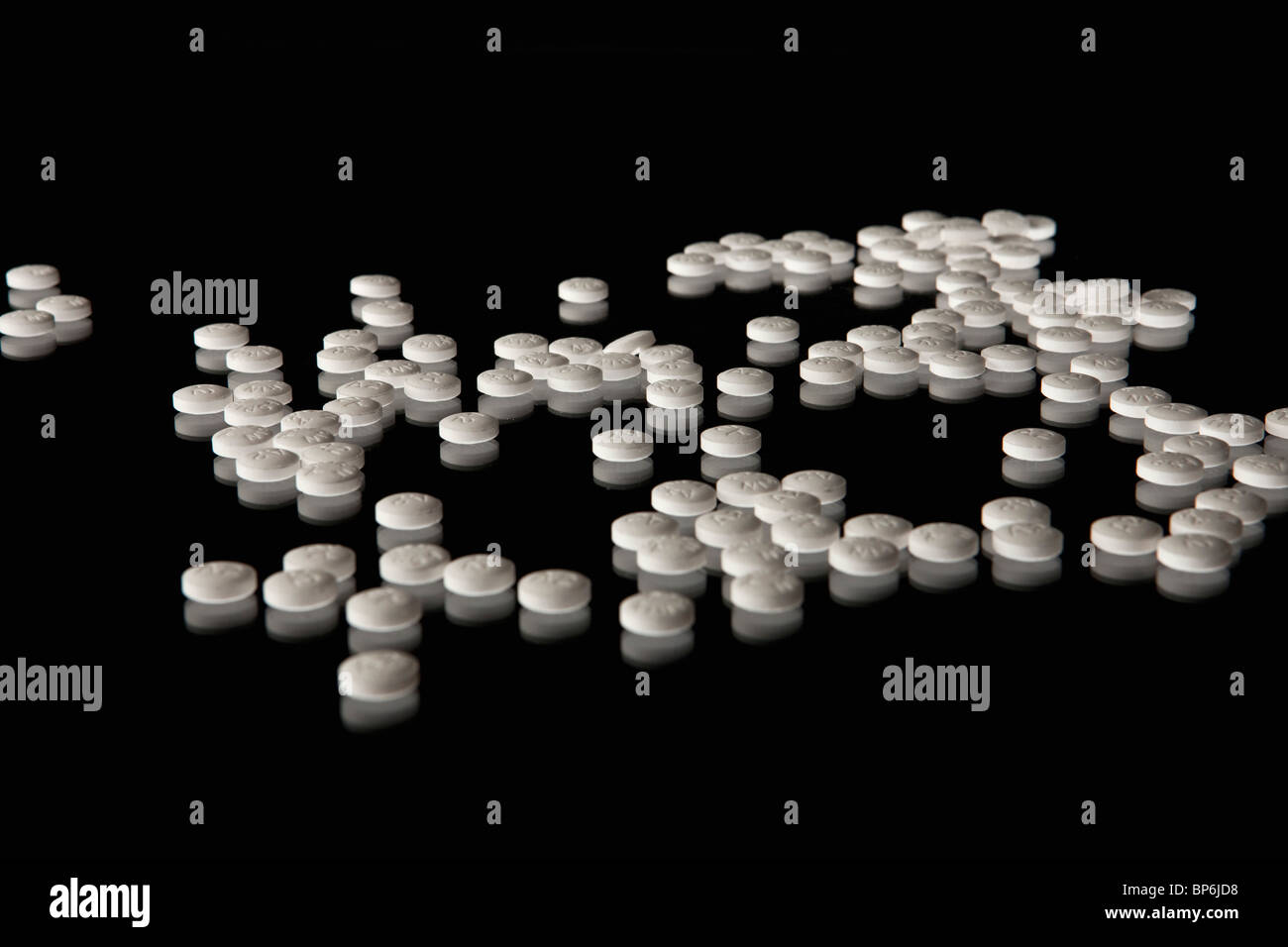 White scattered objects hi-res stock photography and images - Alamy
