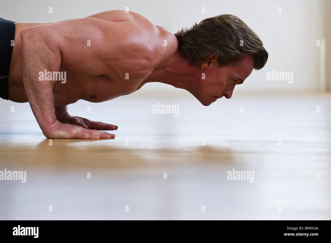 Muscular man doing push-ups Stock Photo - Alamy