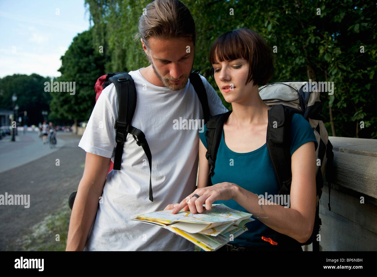 A young backpacker couple looking at a city map Stock Photo - Alamy