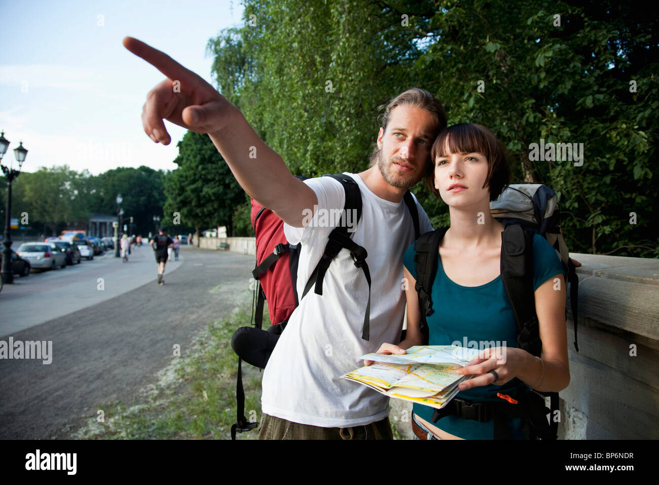 A young backpacker couple looking at a city map Stock Photo - Alamy