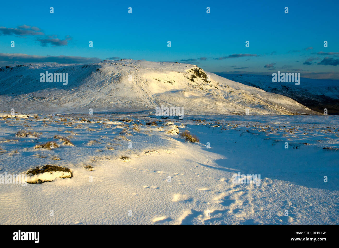 Sunset on the Kinder Scout plateau in winter, from Mill Hill, Peak ...