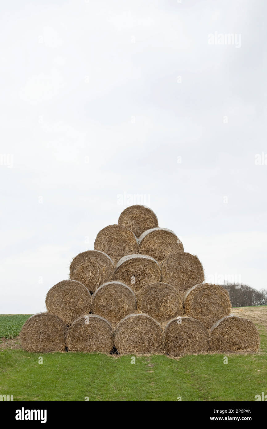 Hay bale pyramid hi-res stock photography and images - Alamy
