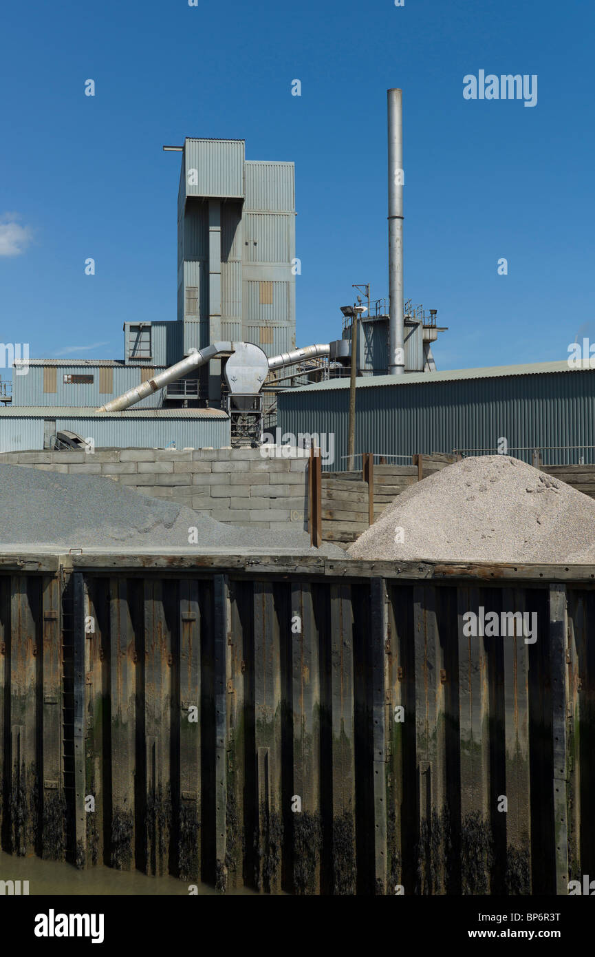 Aggregate processing plant at Whitstable Harbour The plant turns ...