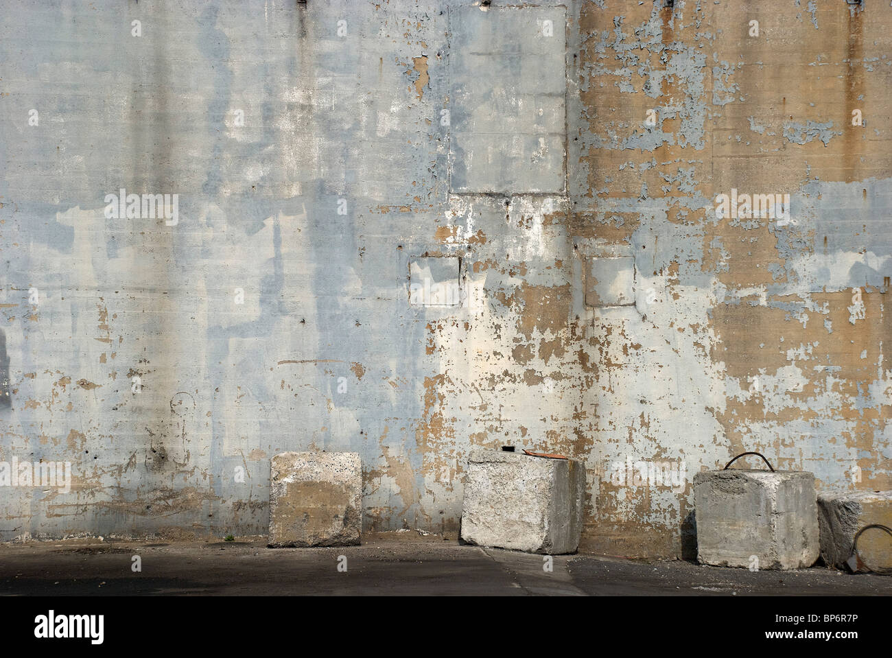 A run-down wall Stock Photo - Alamy