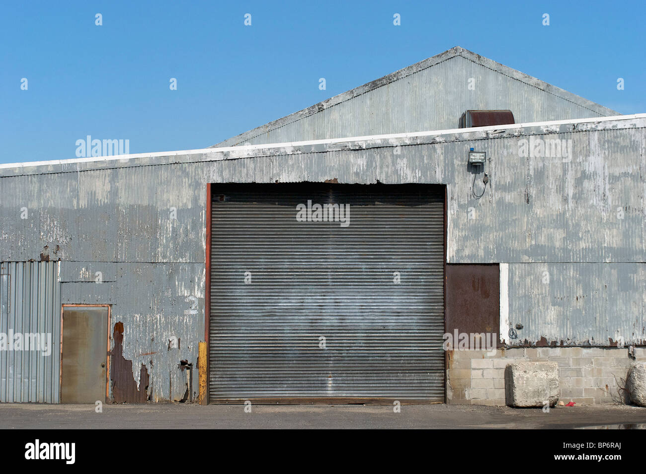 Old loading dock hi-res stock photography and images - Alamy