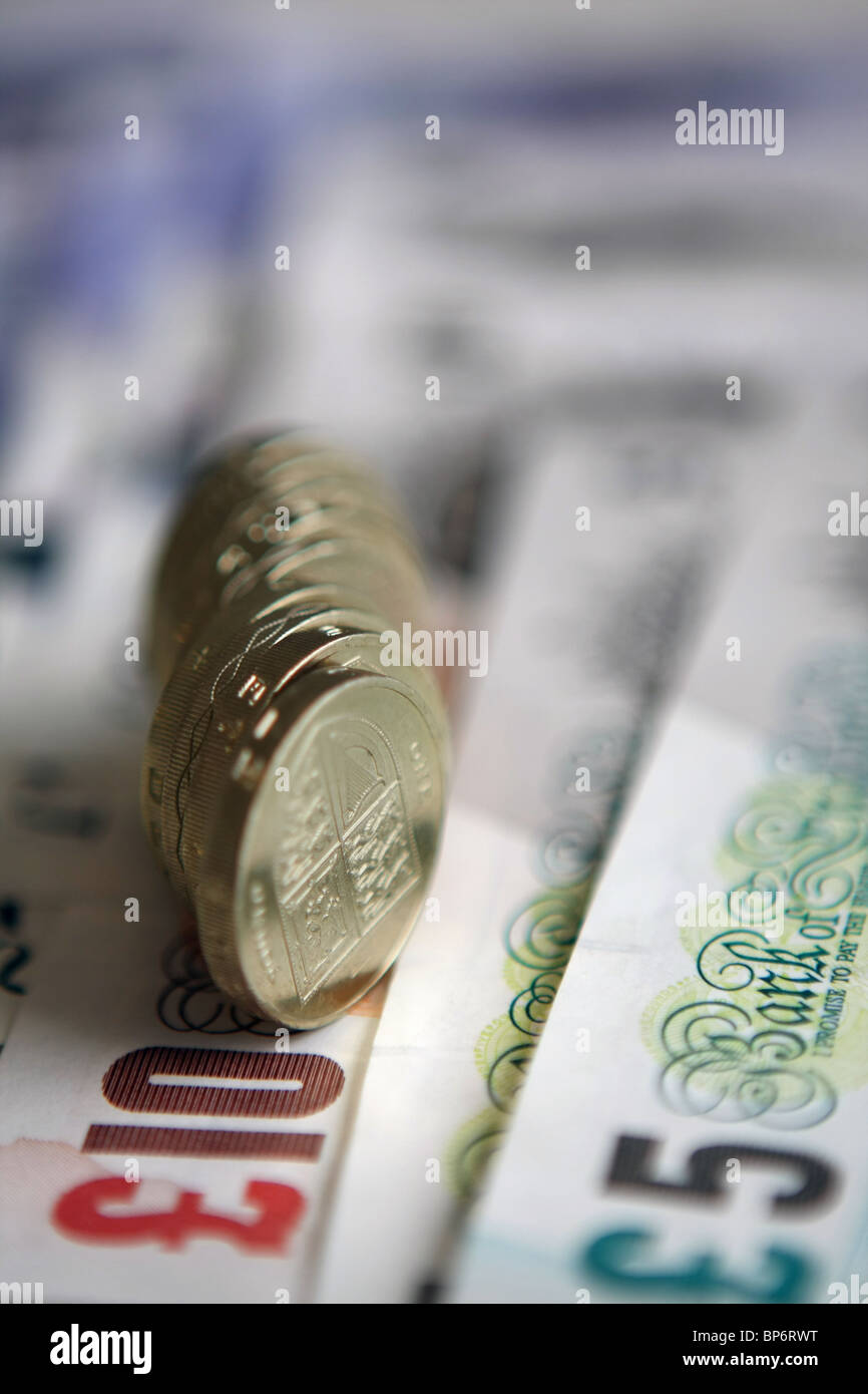 Sterling £1 coins on different denomination sterling notes Stock Photo ...