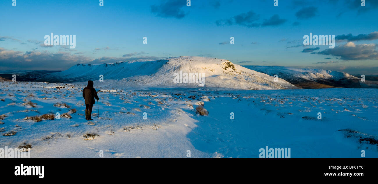 Sunset on the Kinder Scout plateau in winter, from Mill Hill, Peak ...