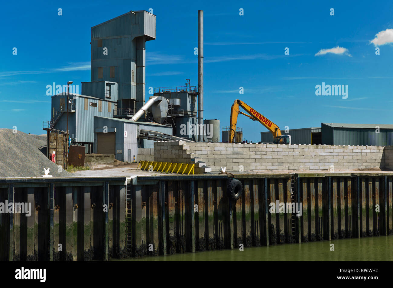 Aggregate processing plant whitstable harbour hi-res stock photography ...