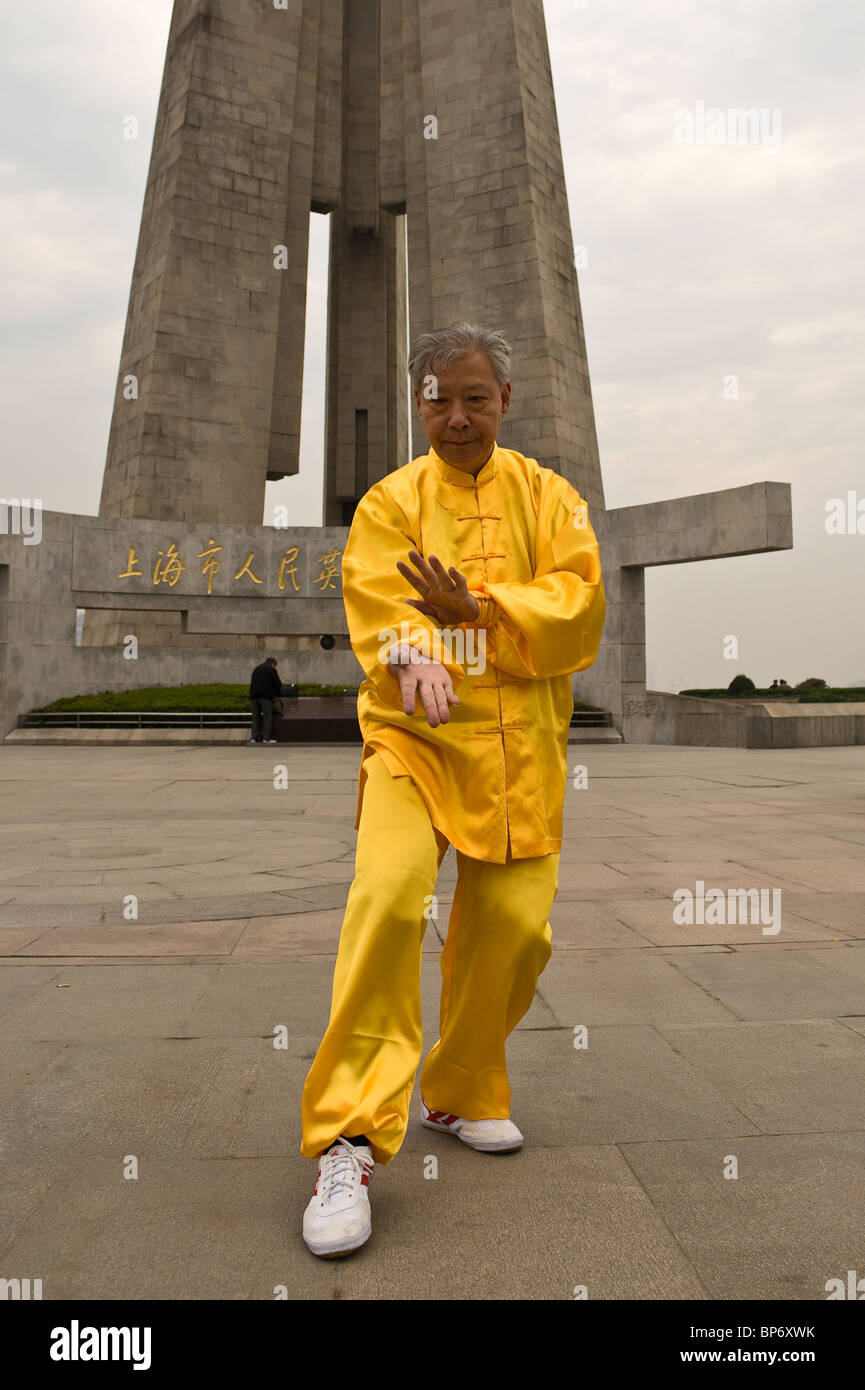 China, Shanghai. Morning tai chi at the Bund (Zhongshan Road Stock ...
