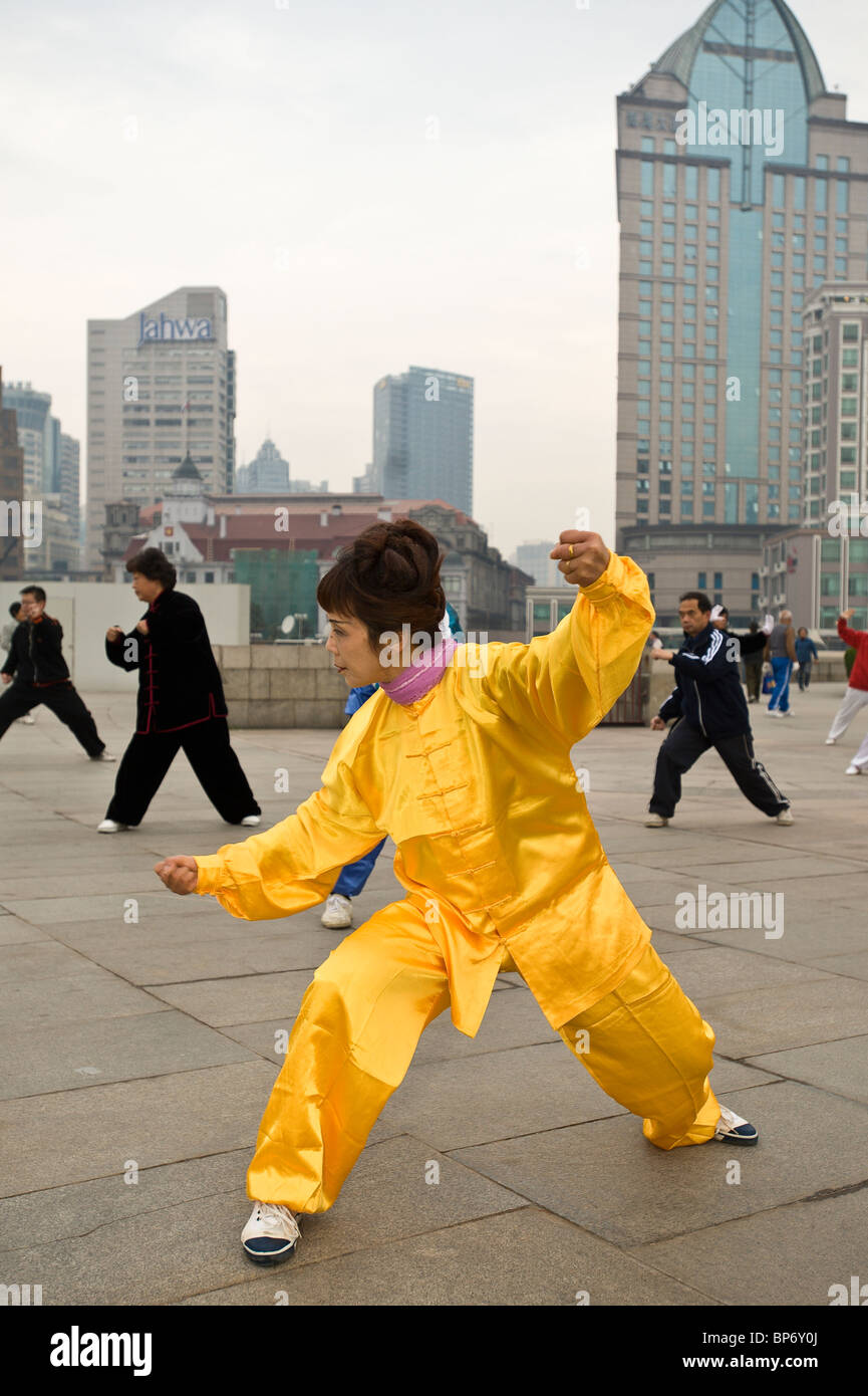 China, Shanghai. Morning tai chi at the Bund (Zhongshan Road Stock ...