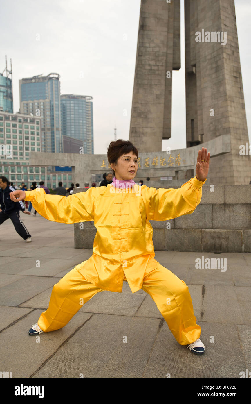 China, Shanghai. Morning tai chi at the Bund (Zhongshan Road Stock ...