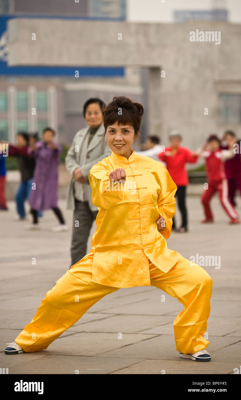 China, Shanghai. Morning tai chi at the Bund (Zhongshan Road Stock ...