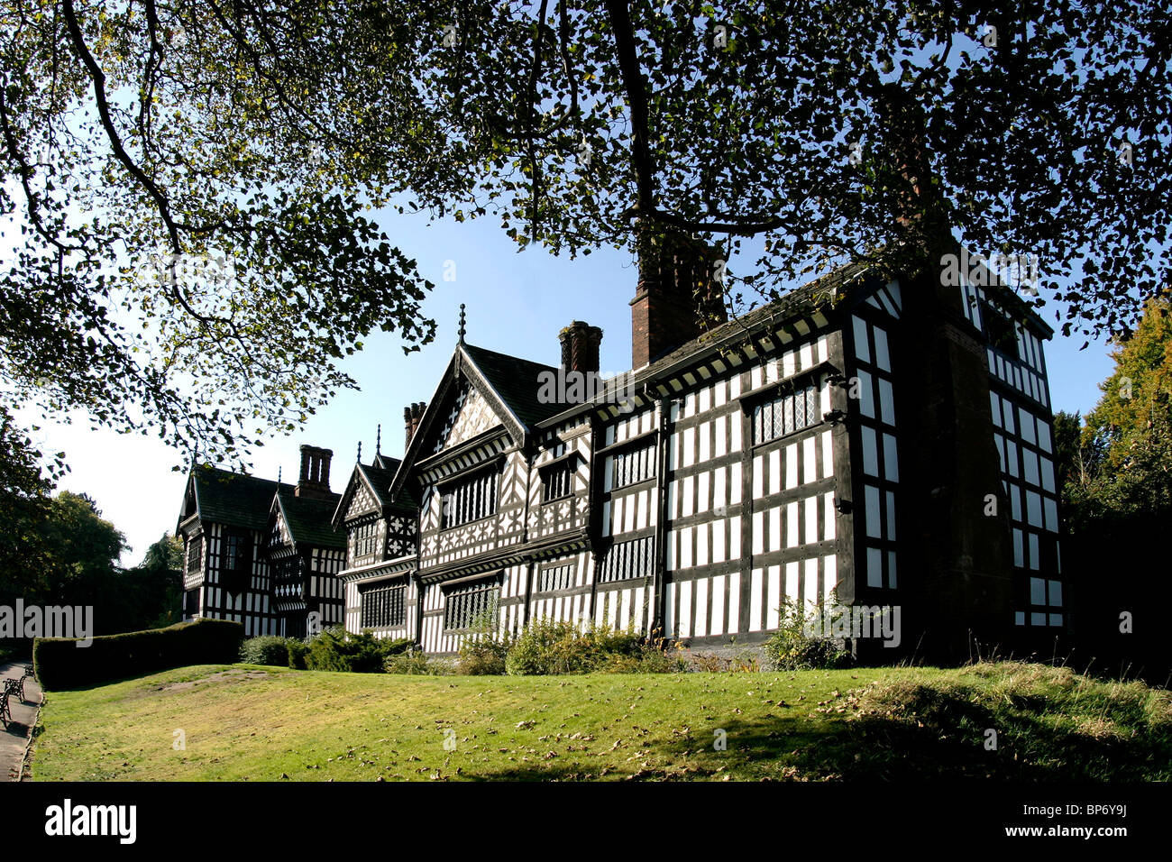 Half timbered english tudor mansion hi-res stock photography and images ...