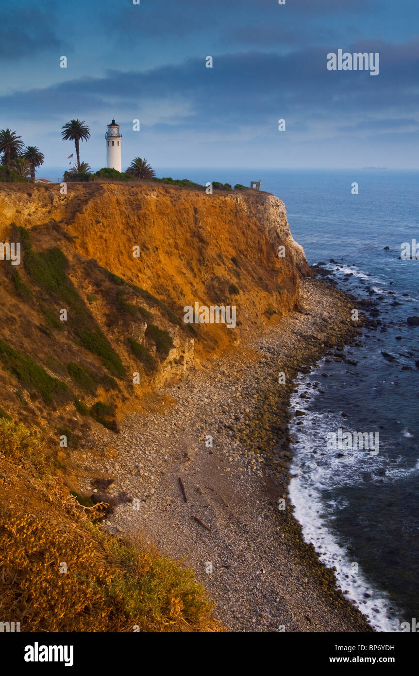 Point Vicente Lighthouse on top of coastal cliffs at Point Vicente, Palos Verdes Peninsula ...