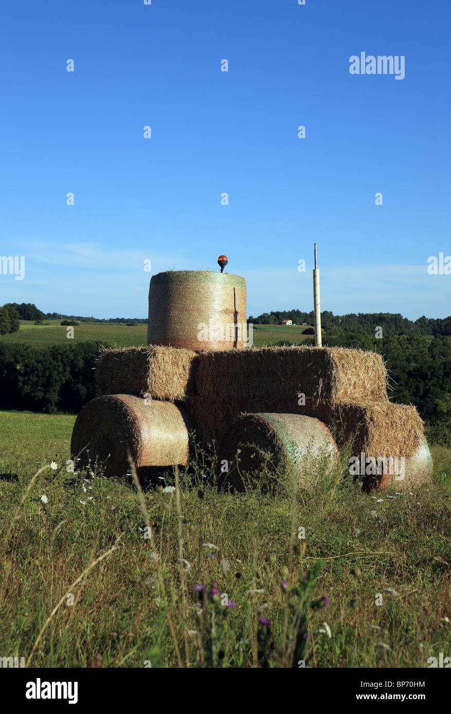 Hay bales, tractor hi-res stock photography and images - Alamy