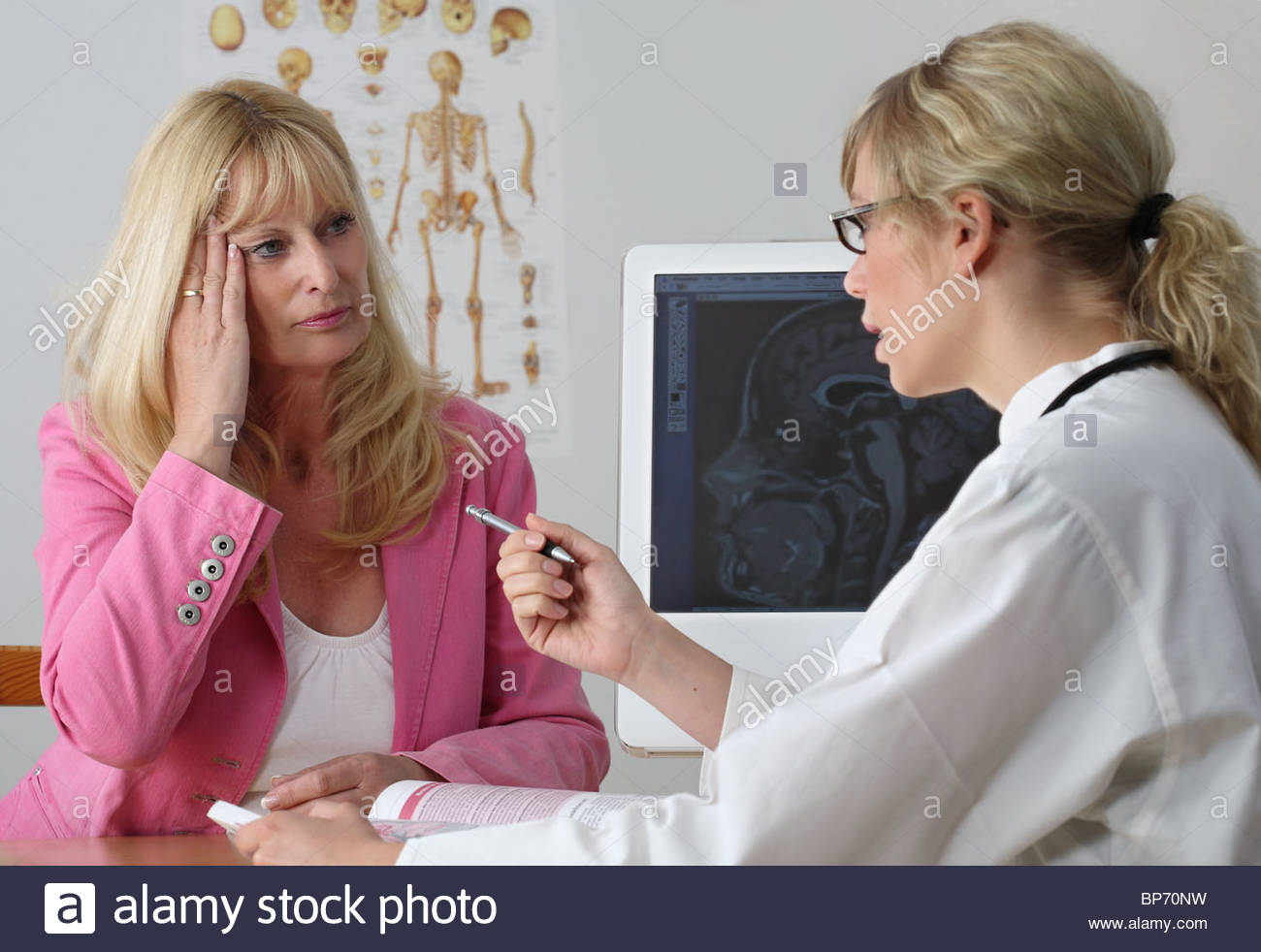 Female Doctor Patient Explanation High Resolution Stock Photography and ...