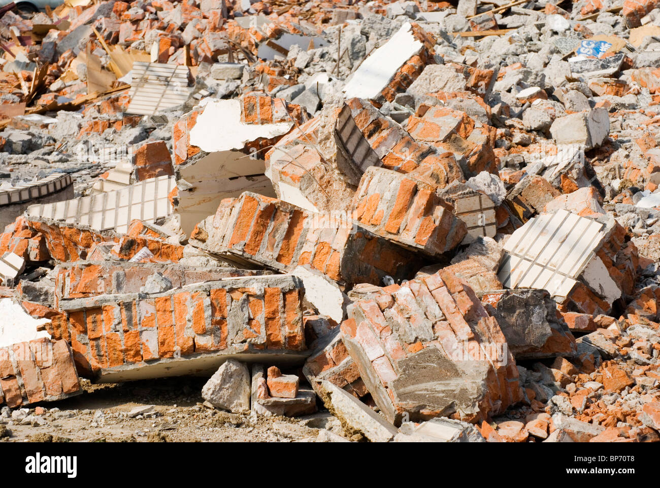 Destroyed building debris hi-res stock photography and images - Alamy