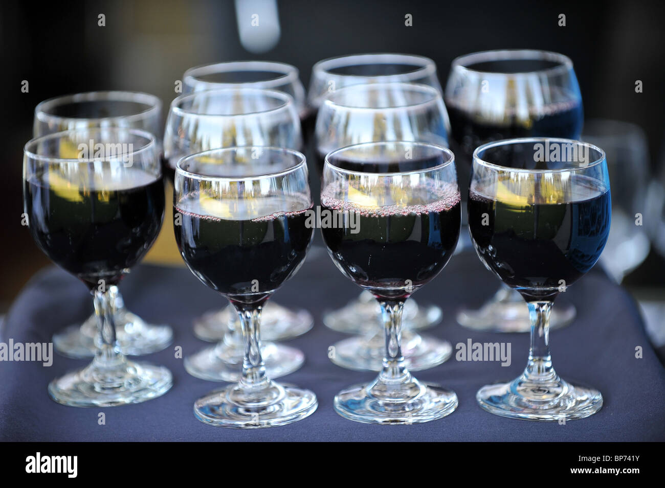 Full wine glasses hi-res stock photography and images - Alamy