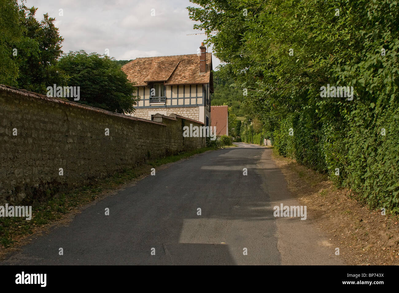 Country trees cottage hi-res stock photography and images - Alamy