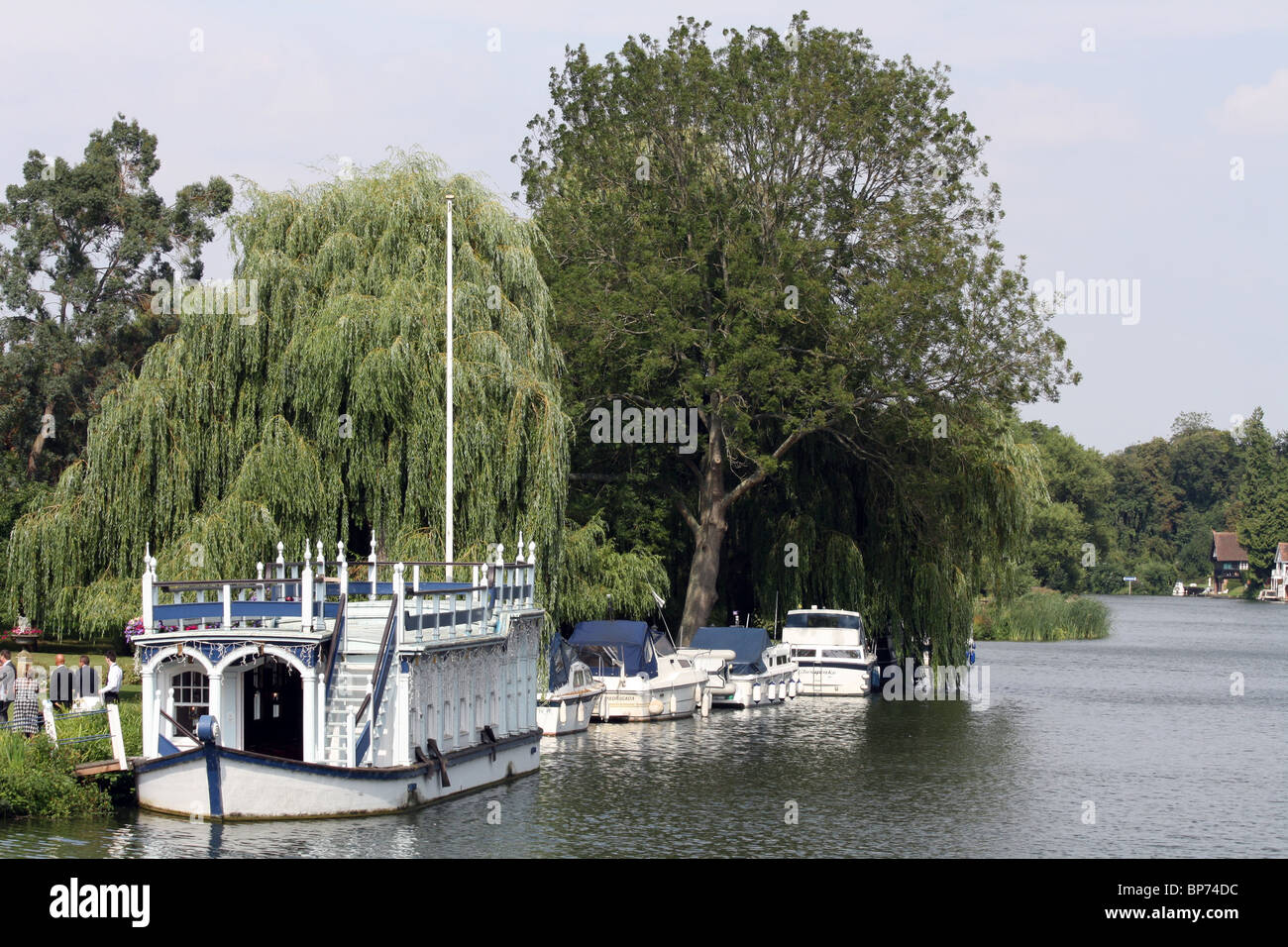Houseboat on the river Thames, Goring and Streatley Stock Photo - Alamy