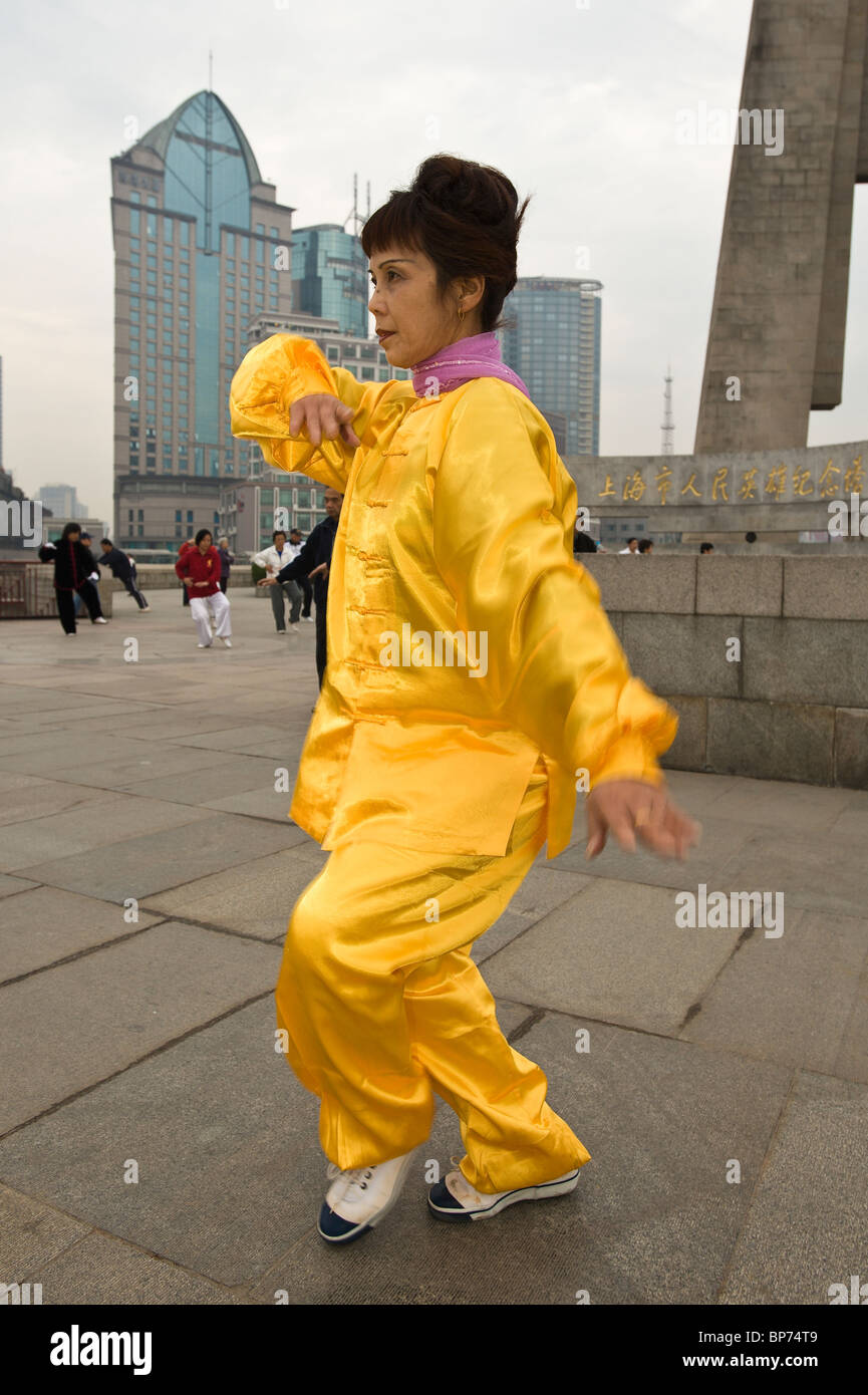 China, Shanghai. Morning tai chi at the Bund (Zhongshan Road Stock ...