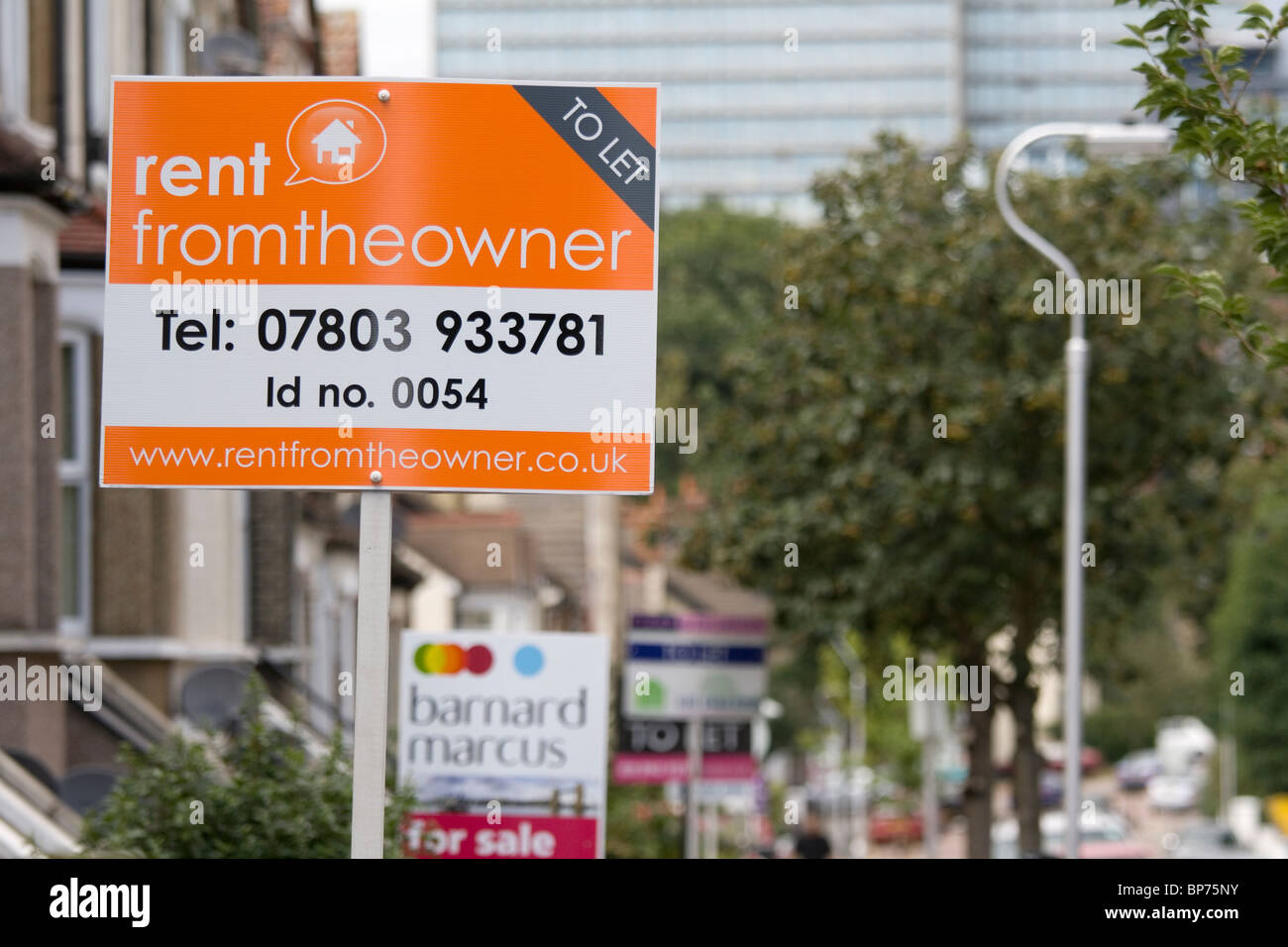 Estate agent boards hi-res stock photography and images - Alamy