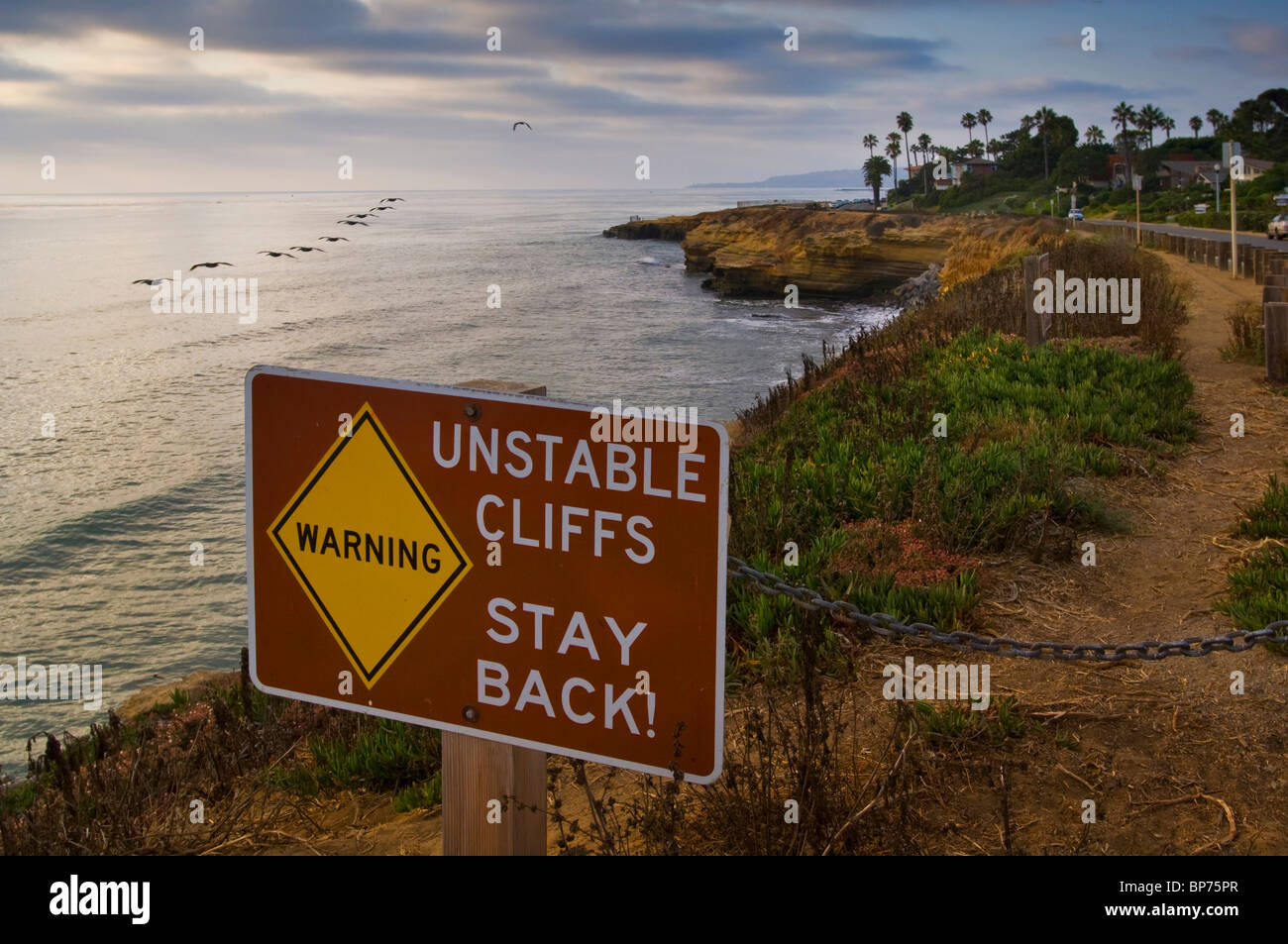 Danger unstable cliff edge warning hi-res stock photography and images ...