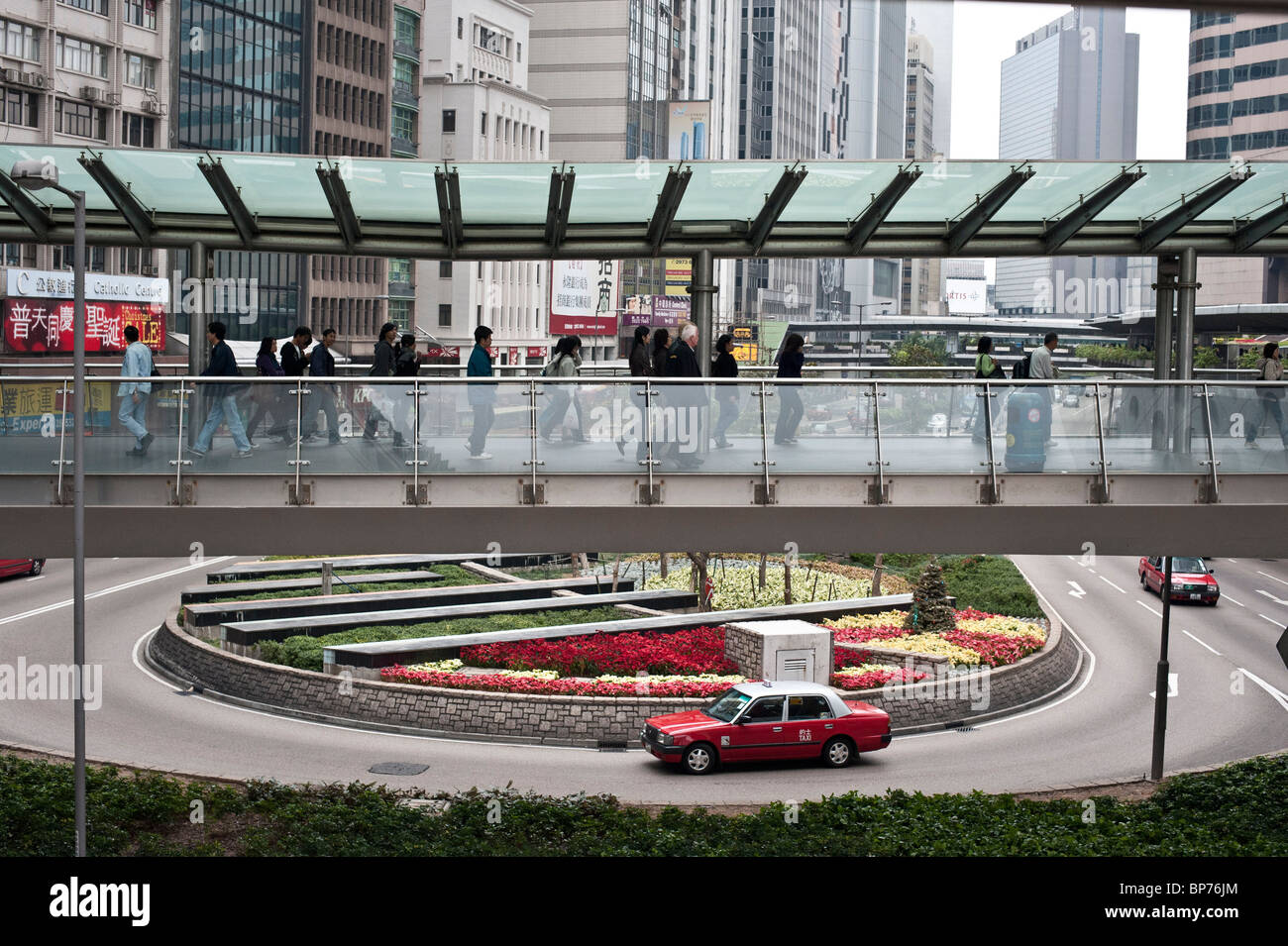 Pedestrian walkway and traffic roundabout in the centre of Hong kong ...