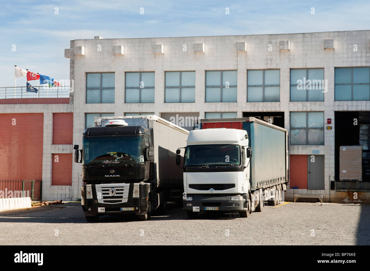 Mack truck loading hi-res stock photography and images - Alamy