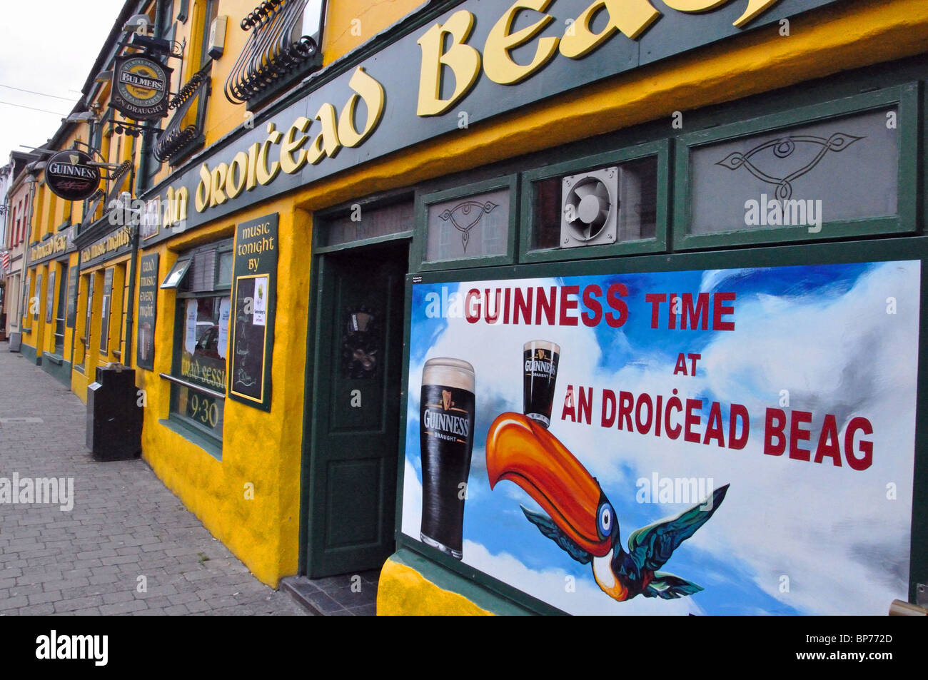 Guinness green pub hi-res stock photography and images - Alamy
