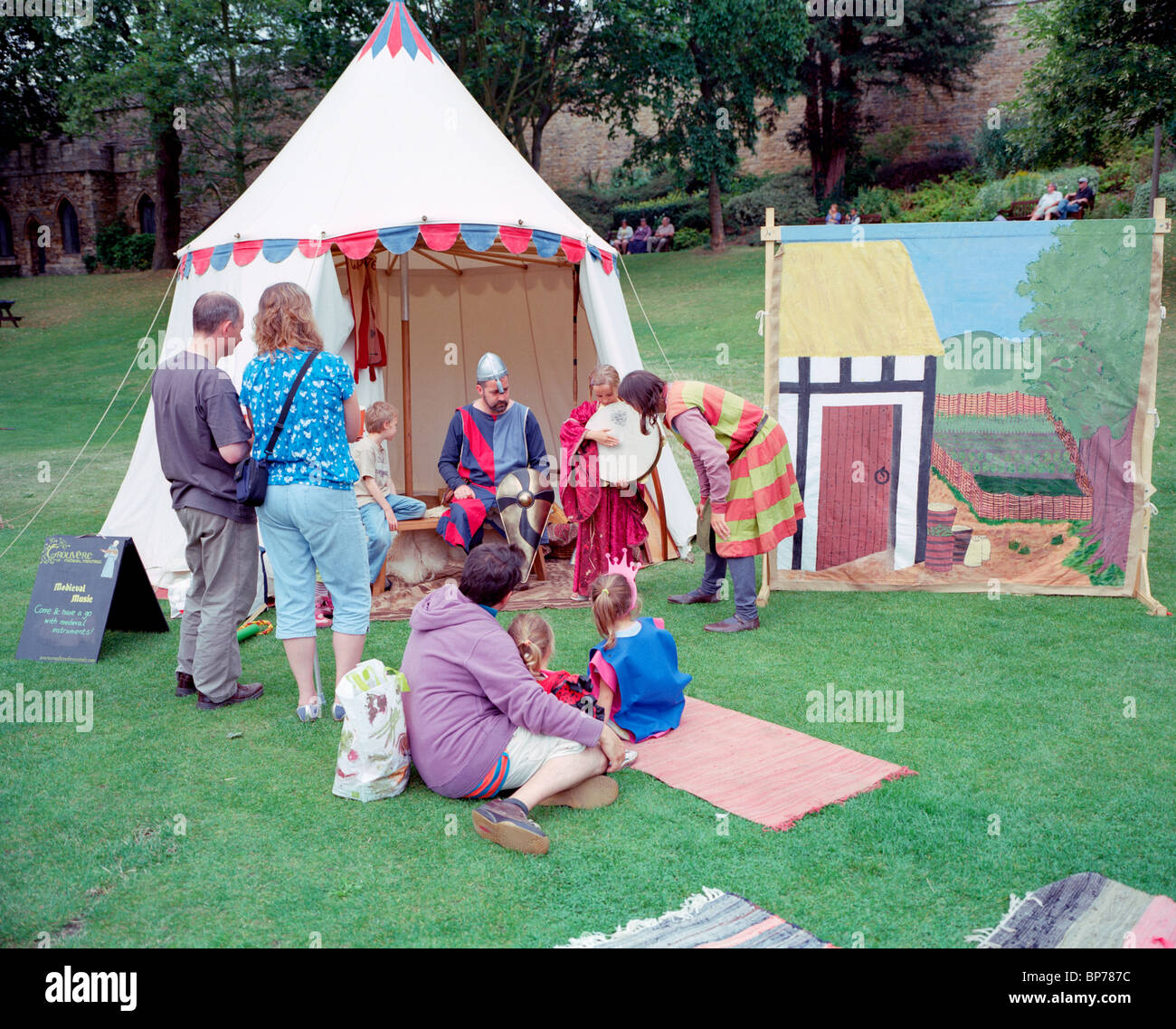 Medieval reenactment lincoln castle hi-res stock photography and images ...