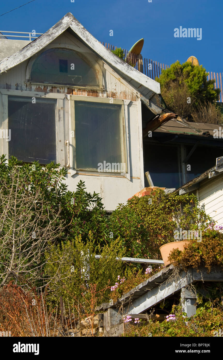 Cottage falling apart hi-res stock photography and images - Alamy