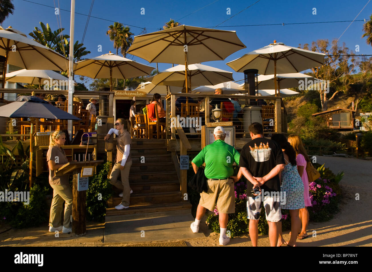 Outdoor dining at The Beachcomber Cafe, Crystal Cove State Park ...
