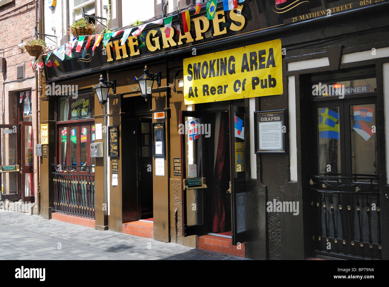 Grapes liverpool pub hi-res stock photography and images - Alamy