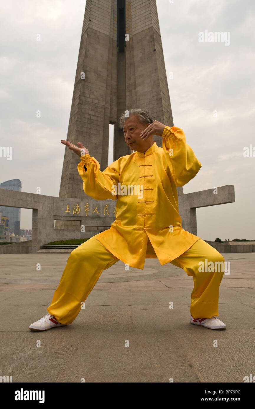 China, Shanghai. Morning tai chi at the Bund (Zhongshan Road Stock ...