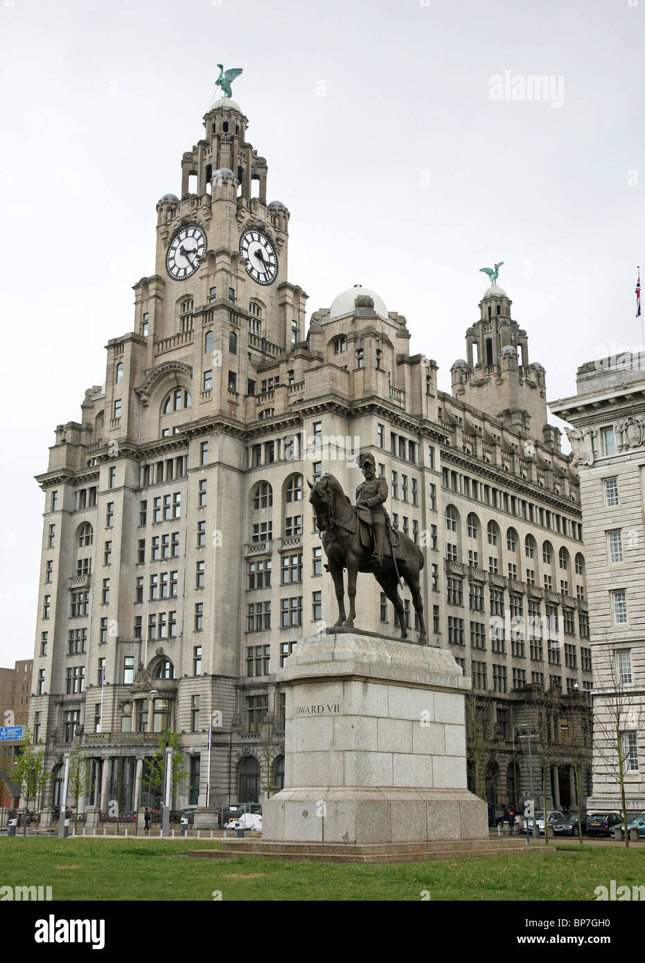 The Liver building with the statue of King Edward (seventh) VII at ...