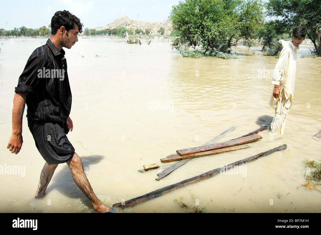 Flood affectees pass through flooded road after flood at Risalpur in ...