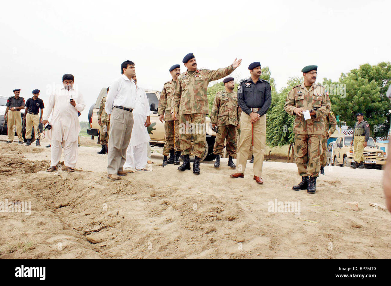 General Officer Commanding, Maj.Gen.Shaukat Iqbal inspects the Larkana ...
