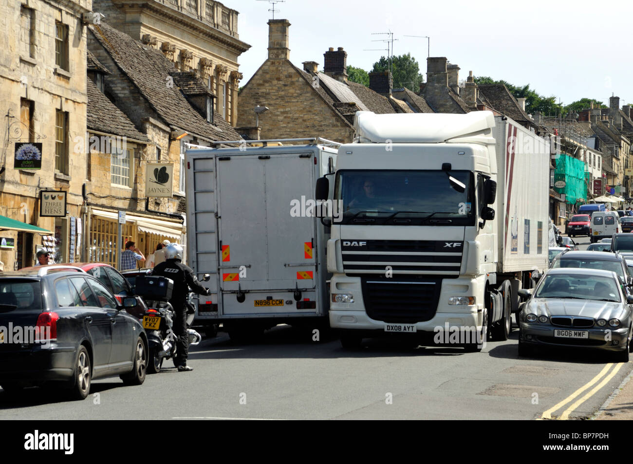 Heavy summer traffic on Burford High Street, Cotswolds, England UK ...