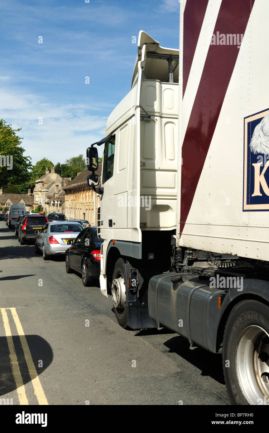 Heavy summer traffic on Burford High Street, Cotswolds, England UK ...