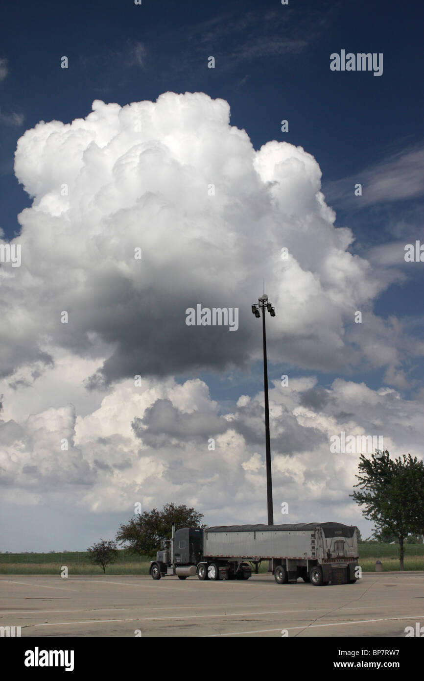 Cumulus clouds over prairie hi-res stock photography and images - Alamy