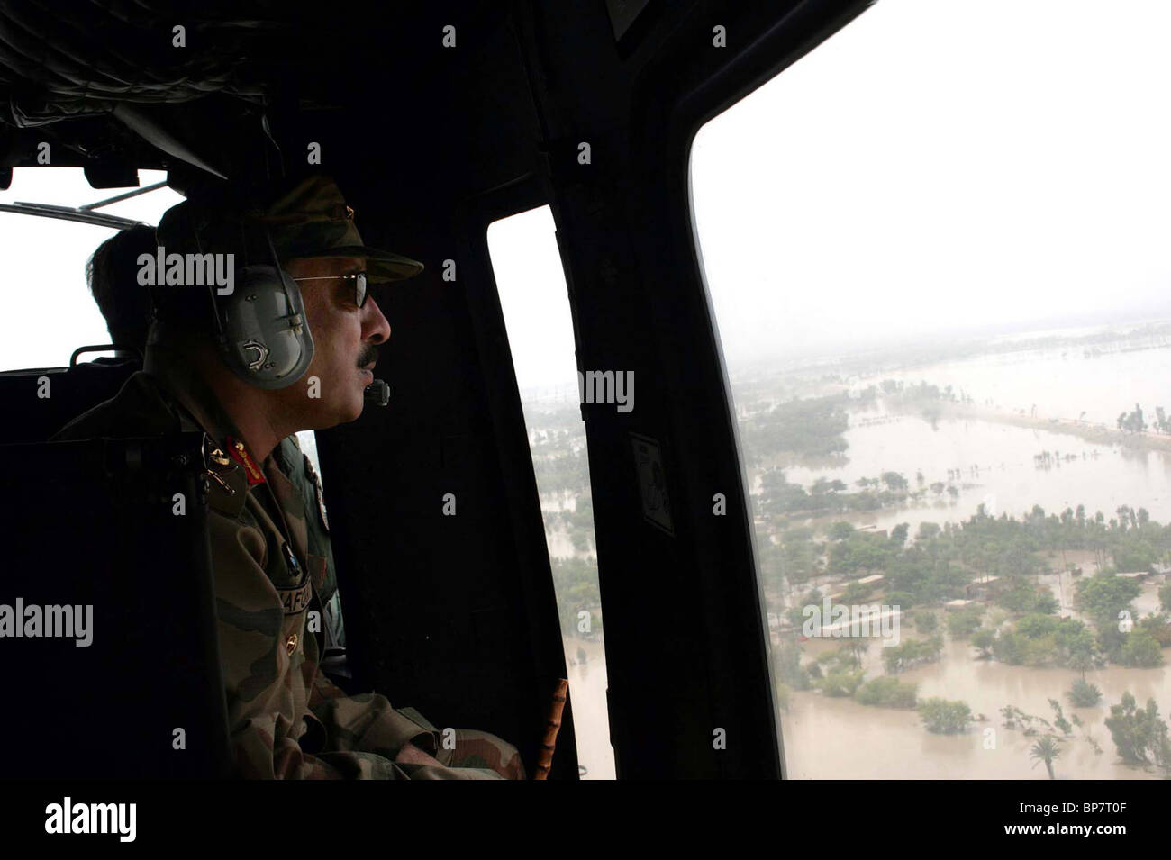 Multan Corps Commander Lt.Gen.Shafqaat Ahmed witnesses the flood ...