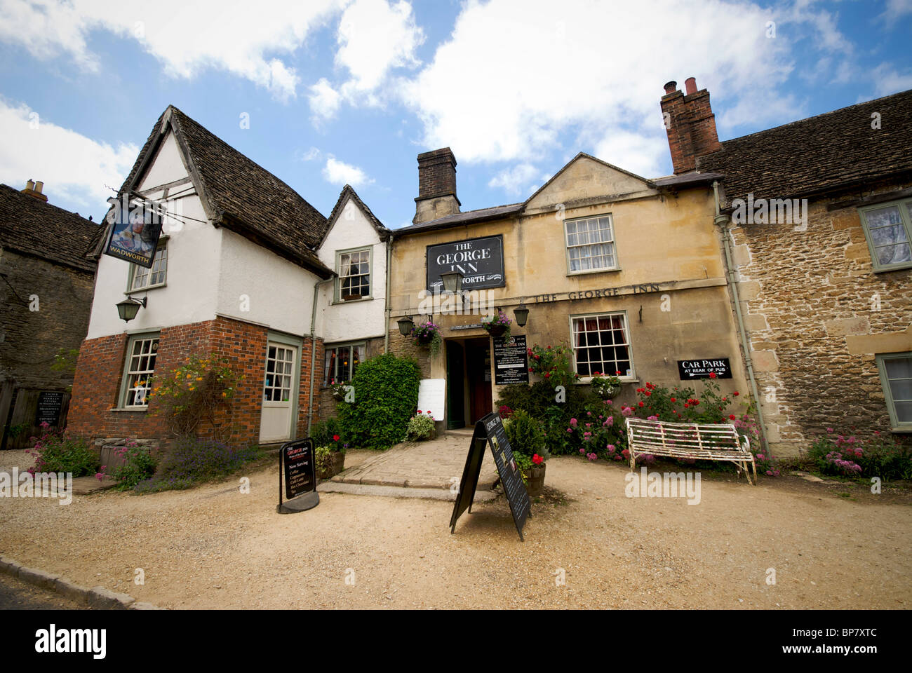 The george inn lacock hi-res stock photography and images - Alamy