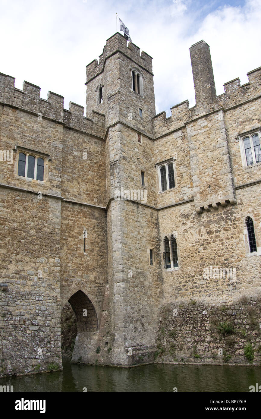 Leeds castle with mote hi-res stock photography and images - Alamy