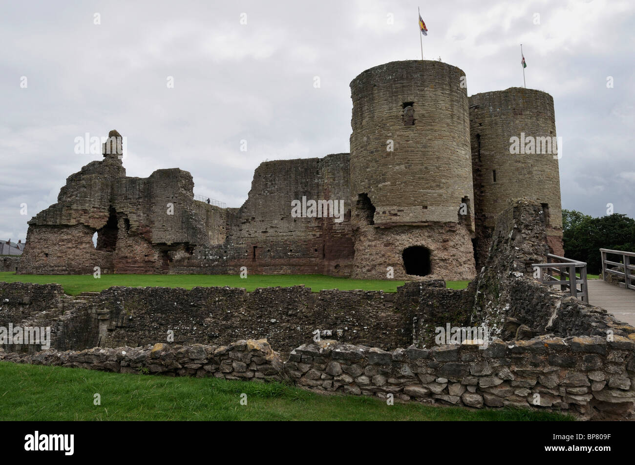 Castle walls and dry moat hi-res stock photography and images - Alamy