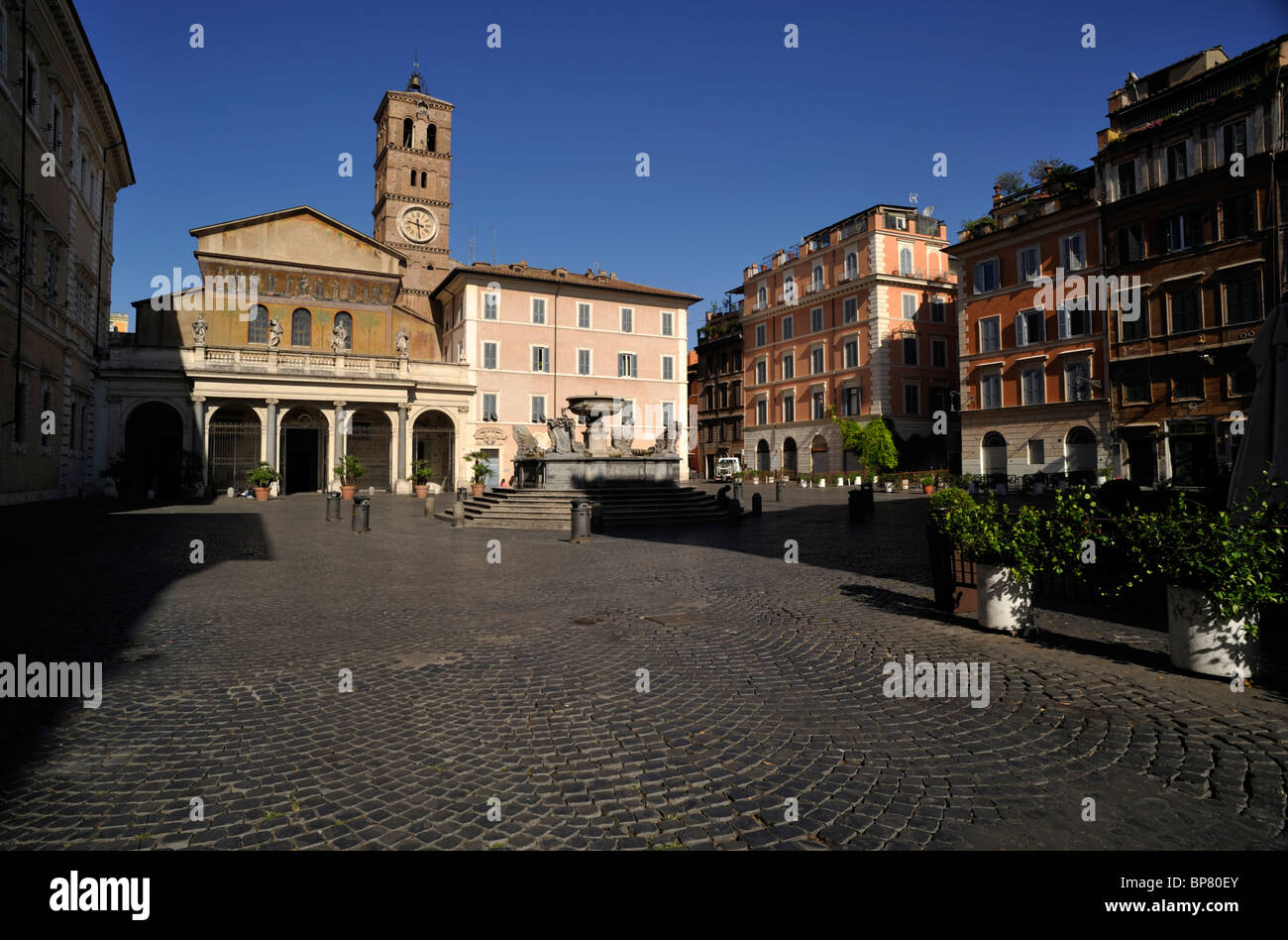Piazza santa maria in trastevere hi-res stock photography and images ...