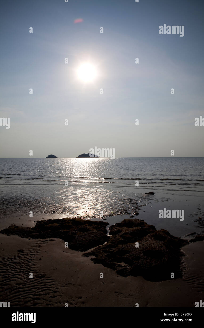 Rocks on the beach simulating islands in the distance Stock Photo - Alamy
